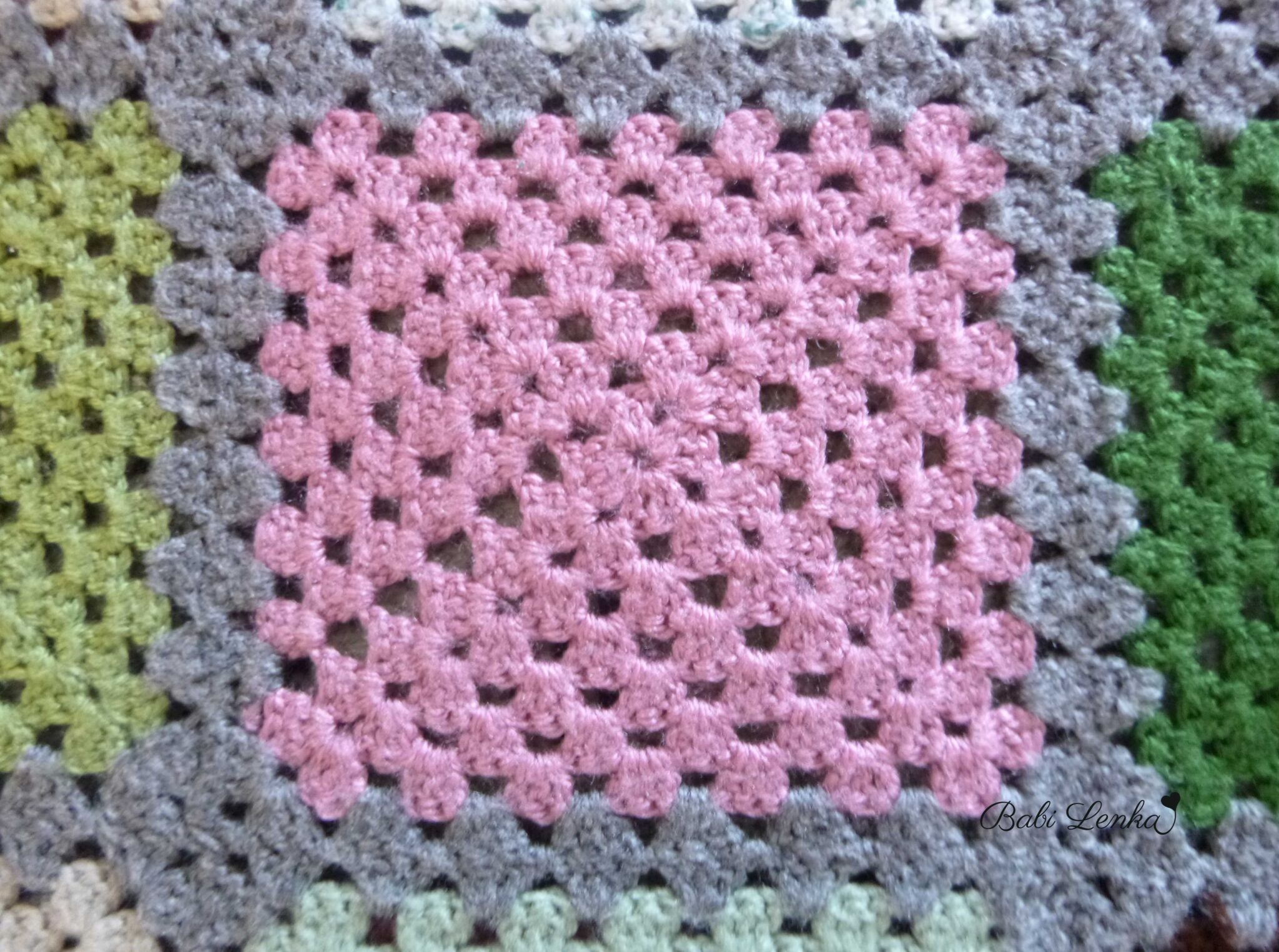 Háčkovaná deka ze čtverců – babilenka.cz